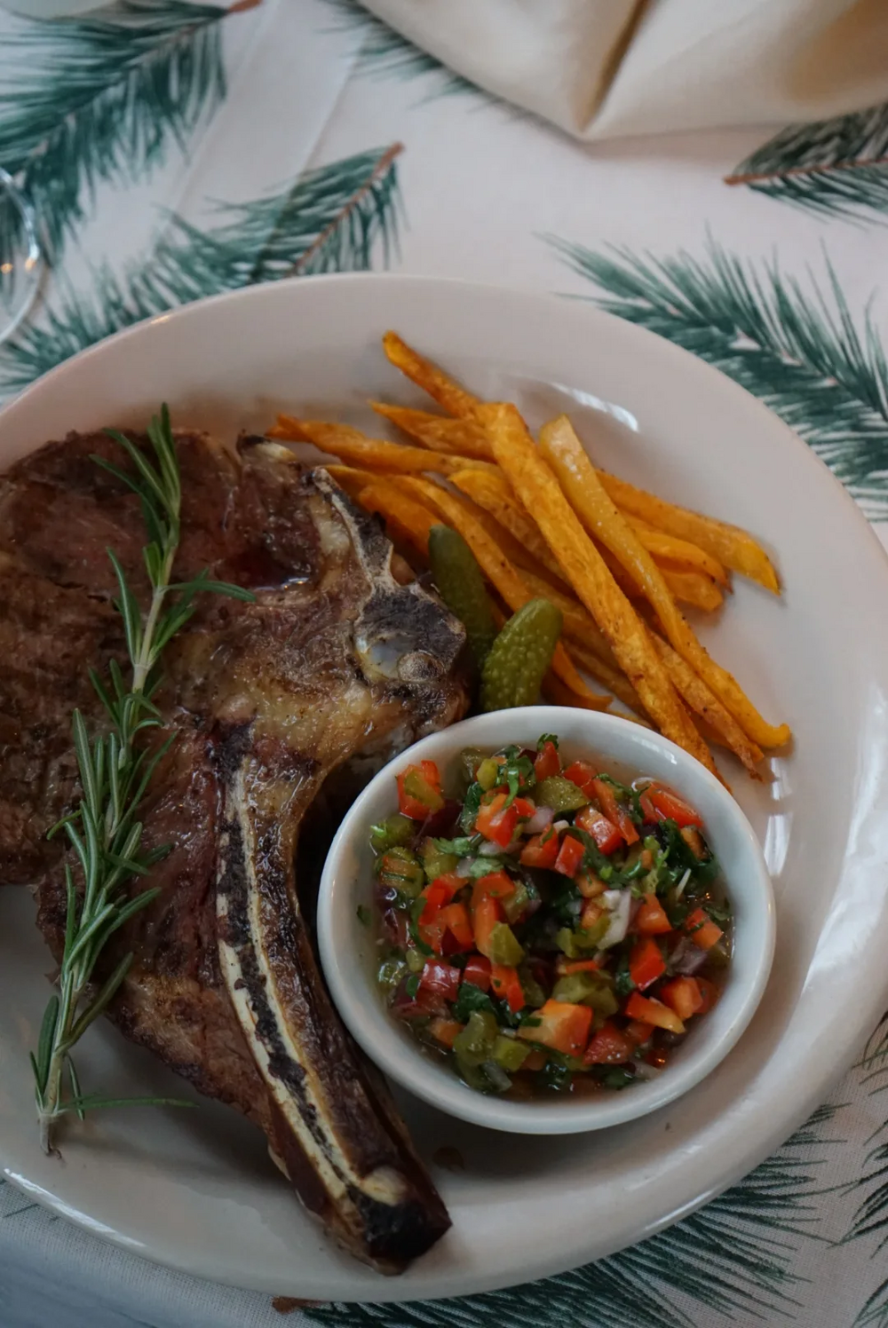 Стейки с соусом чимичури и батат фри - Yvision.kz